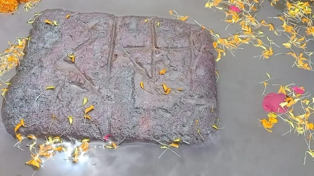 Floating Stone With 'Ram' Inscription Found In Ganges, People Are ...