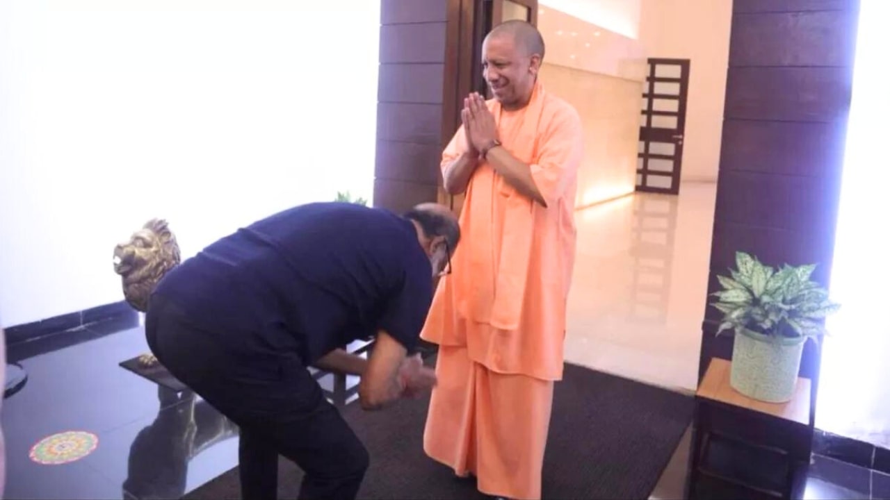 Rajinikanth Touched The Feet Of CM Yogi Adityanath; See The Viral ... Rajinikanth Touched The Feet Of CM Yogi Adityanath; See The Viral ...