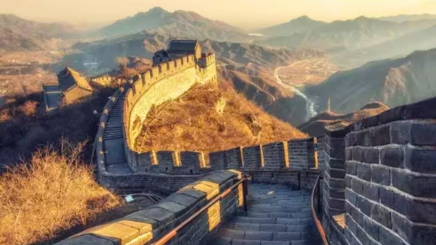 Two Laborers Dug A Hole In The Great Wall Of China; The Weight Will ...