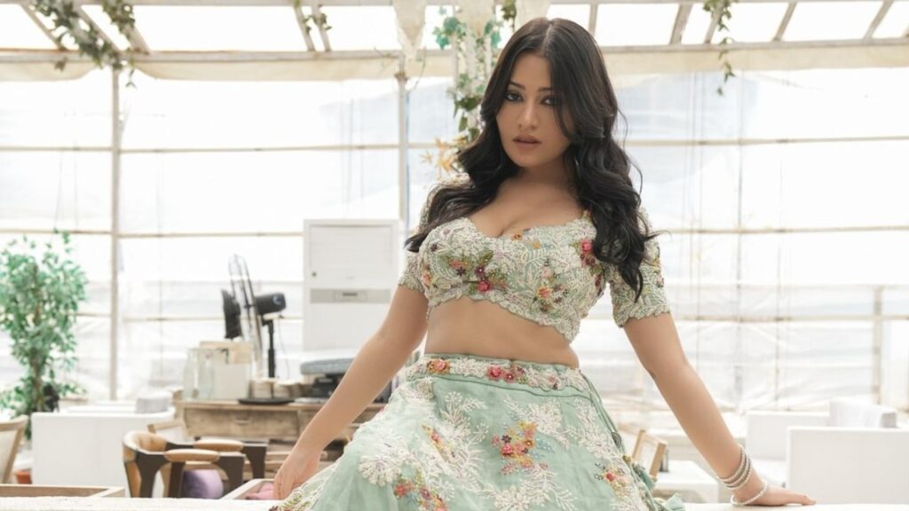 Simran Kaur Sizzles in Viral Video, Gives Bold Pose in Short Dress